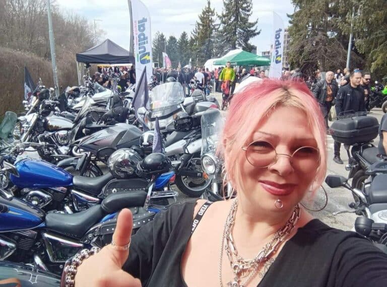 Заради ЛГБТИ общността: Подкрепа за Милена Славова пред Съдебната палата в София - Искра.бг ...