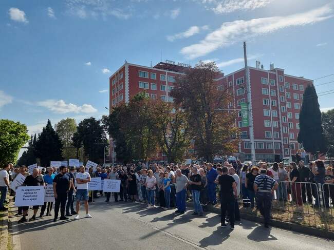 Продължава блокадата от протестиращи на възлови пътни артерии в ...