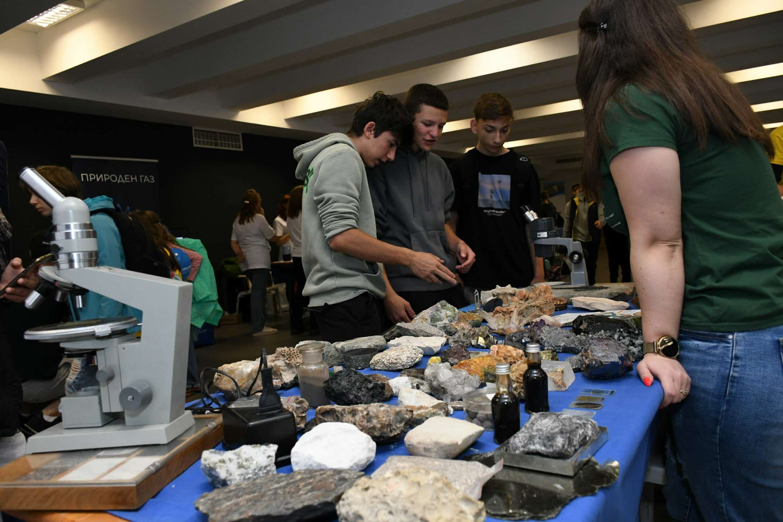 Научен фестивал в София Над 12 000 ученици и изследователи от три континента Искра бг