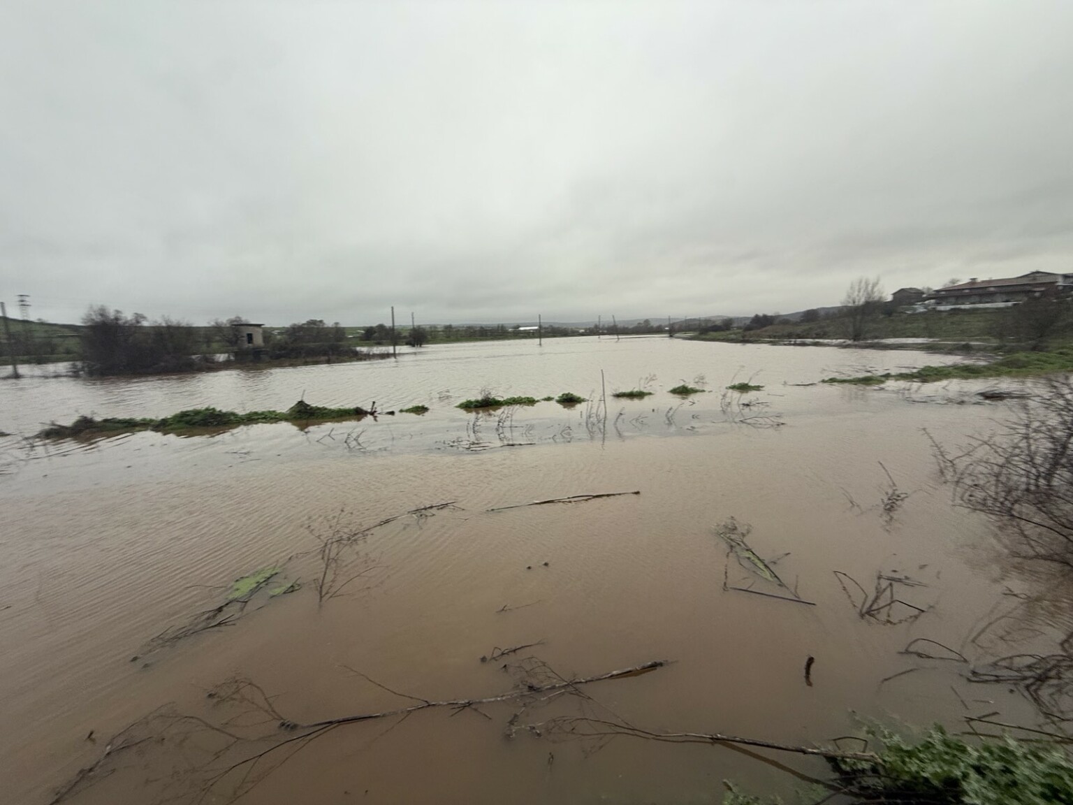BG-ALERT край Бургас: преливат реките Факийска и Хурдере, има евакуирани